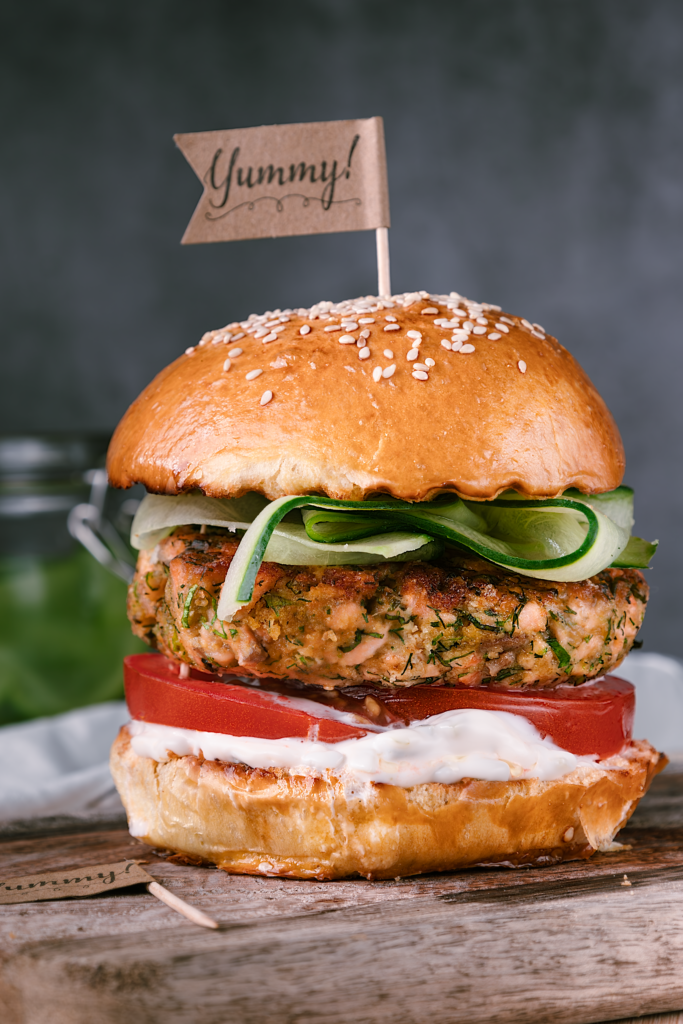 ANDREAS LEIVADAS Burger με μπιφτέκι σολομού